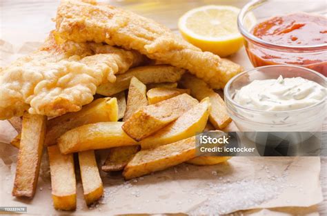 양피지에 케첩과 치 타르 소스가 있는 전통 영국 길거리 음식 생선 및 칩 감자 요리에 대한 스톡 사진 및 기타 이미지 감자 요리 감자 칩 건강에 좋지 않은 음식