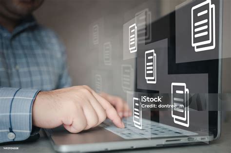 문서 관리 시스템 랩톱 컴퓨터에서 작동하는 Dms 회사 파일 및 정보를 보관 검색 및 관리하기 위한 소프트웨어 It 지원에 대한 스톡 사진 및 기타 이미지 Istock