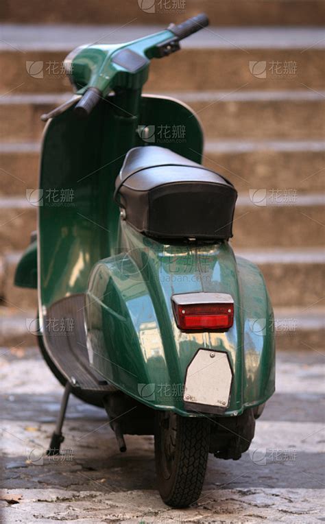 绿色小型摩托车罗马垂直画幅选择对焦古董摩托车可爱的无人静止的 绿色小型摩托车罗马垂直画幅选择对焦古董摩托车可爱的无人静止的