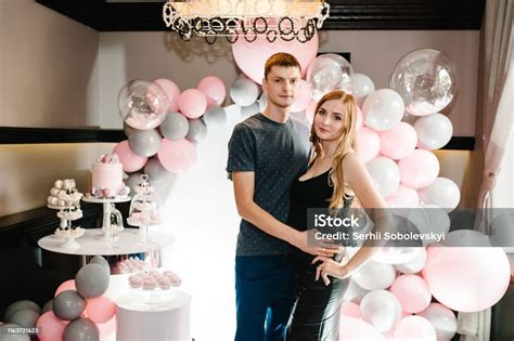 포옹과 커플을 즐기고 배경 공기 풍선 생일 파티에 세인트 발렌타인 데이를 축하하면서 함께 시간을 보내고 행복한 가족 사랑 2명에