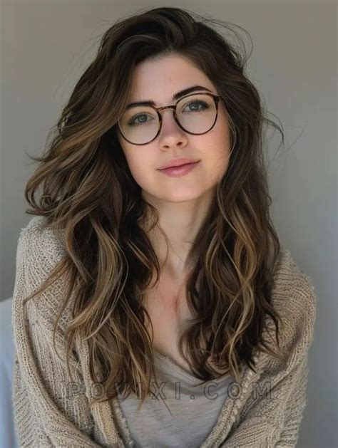 عکس دختر با عینک برای پروفایل ۱۴۰۴