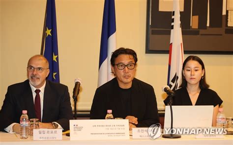 신축 주한프랑스대사관 소개하는 조민석 매스스터디스 대표 연합뉴스