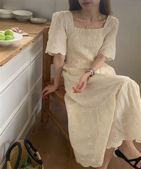 베이지하루 롱원피스 반팔 스퀘어넥 펀칭 레이스 주름 셔링 루즈핏 여행 비치 바캉스룩 휴가 리조트룩 휴양지옷 동남아 30대 40대 여성 여자 레이디 여리핏 청순 예쁜 여신 봄