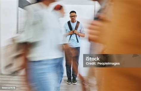 왕따 우울증 및 슬픈 대학생 흑인 및 바쁜 대학의 정신 건강 문제 사회 불안 우울하고 외로운 캠퍼스 남자 패자 및 희생자는 학교 청소년 교육에서 실패합니다 18 19세에