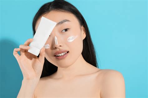 10 Rekomendasi Hybrid Sunscreen Terbaik Bebas Kusam Hello Sehat
