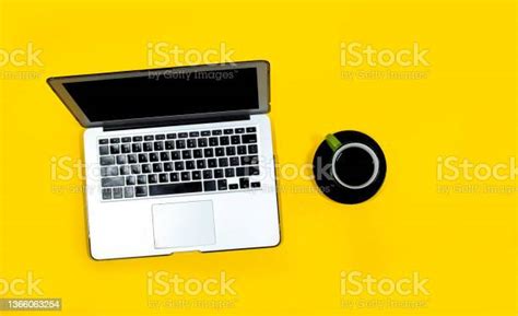 노란색 배경에 현대 알루미늄 컴퓨터 또는 노트북 키보드와 커피 한 잔 0명에 대한 스톡 사진 및 기타 이미지 0명 Lcd 개념 Istock
