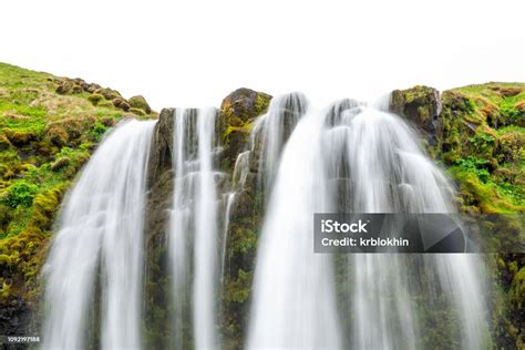 근접 촬영의 Seljalandsfoss 폭포 녹색 이끼 여름과 추상 긴 노출 부드러운 흐름에 절벽에서 떨어지는 물으로 아이슬란드 0명에 대한 스톡 사진 및 기타 이미지