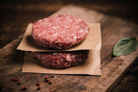 소박한 테이블에 준비 할 준비가 햄버거 스테이크 커틀릿 고기에 대한 스톡 사진 및 기타 이미지 고기 다진 소고기 빨강 Istock