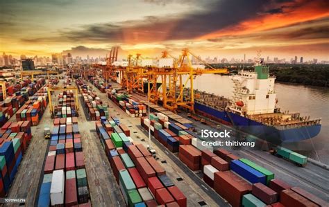 물류 및 운송 컨테이너 화물선 및 조선소 물류에 크레인 다리 일 화물 비행기의 수입 수출 및 수송 산업 배경 건설 산업에 대한 스톡 사진 및 기타 이미지 Istock