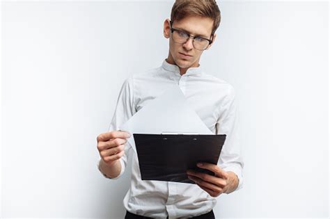 젊은의 초상화 그의 손과 그녀 보고 폴더와 흰 셔츠에 안경에 매력적인 남자 광고 텍스트 삽입에 대 한 흰색 배경에 고립 남자에 대한 스톡 사진 및 기타 이미지 Istock