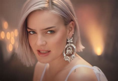 I Wanna Rewrite The Stars Scrolller