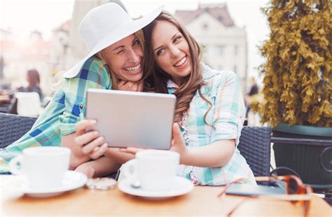 두 아름 다운 여자 쇼핑 커피를 마시고 태블릿 재미 후 카페에 앉아 소비 라이프 스타일 개념 2명에 대한 스톡 사진 및 기타 이미지 Istock