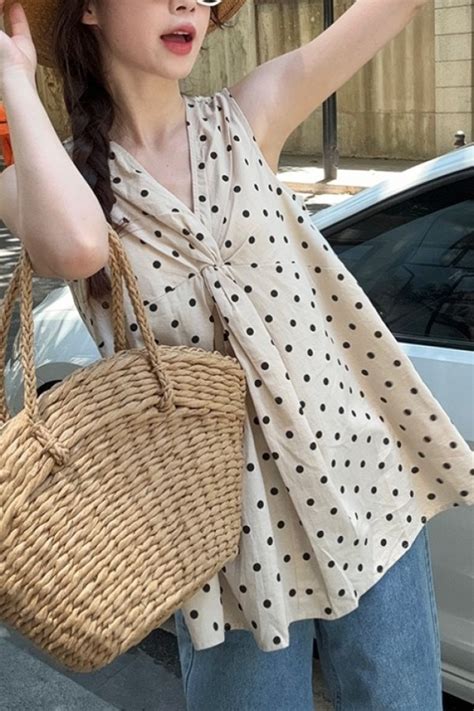 핑크프릴 지아 폴카 도트 브이넥 민소매 나시 플레어 탑