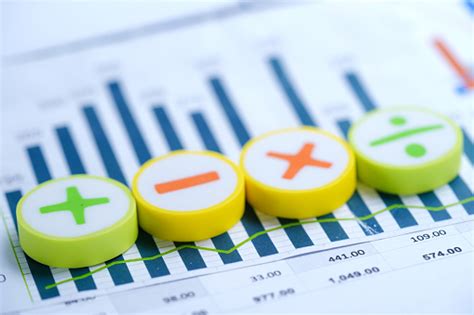 수학 기호 차트 그래프 스프레드 시트 금융 은행 계좌 통계 투자 분석 연구 데이터 경제 증권 거래소 거래 모바일 사무실 보고 비즈니스 회의 개념 개발에 대한 스톡 사진 및