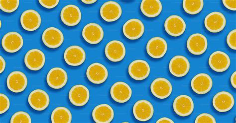 레몬 패턴입니다 파란색 종이 배경에 노란색 레몬 조각 트렌디한 플랫 레이 여름 컨셉 사진 Unsplash의 블루 옐로우 이미지