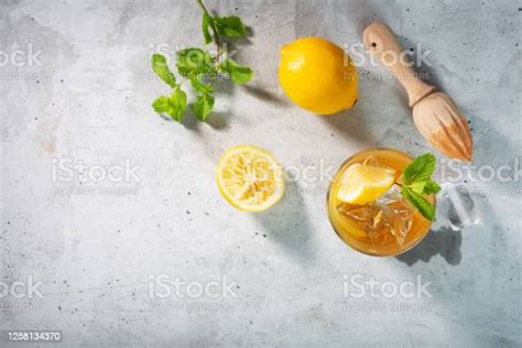 민트와 얼음 플랫 레이 콘크리트 회색 배경에 레몬 아이스 티 아이스 티에 대한 스톡 사진 및 기타 이미지 아이스 티 레몬 바로 위 Istock