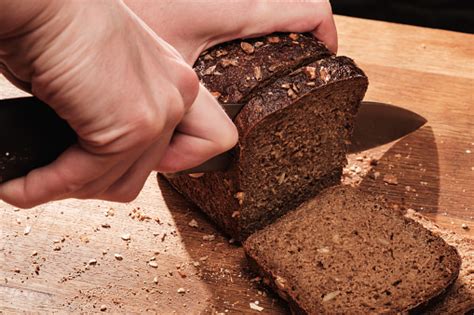 요리사는 테이블에 전체 신선한 향기로운 빵 칼으로 잘라냅니다 음식 개념 절단 보드에 밀 과자 갈색에 대한 스톡 사진 및 기타 이미지 Istock