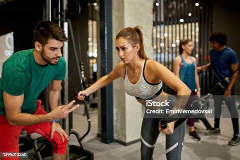 체육관에서 강사와 함께 운동 기계에 밖으로 일 하는 여자 체육관에 대한 스톡 사진 및 기타 이미지 체육관 헬스 클럽 남자 Istock