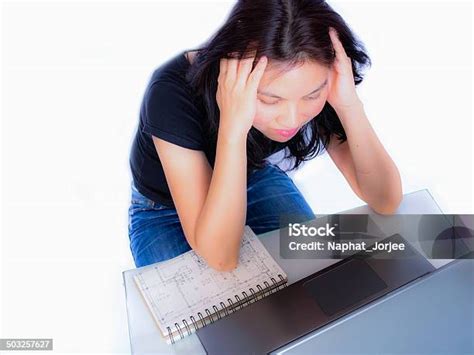 피곤했다 및 Bored 아시아판 비즈니스 작업 중인 여성 자신의 Workspace 감기와 독감에 대한 스톡 사진 및 기타 이미지 감기와 독감 경영자 노트북 Istock