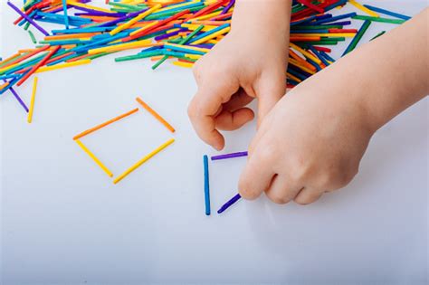 흰색 배경에 다채로운 막대기로 기하학적 모양을 만드는 아이 개념에 대한 스톡 사진 및 기타 이미지 개념 개발 건설 산업 Istock