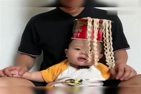 爸爸用方便面给小宝宝做了一个帽子，简直太有个性了，看完不许笑！ 帽子 个性 小宝宝