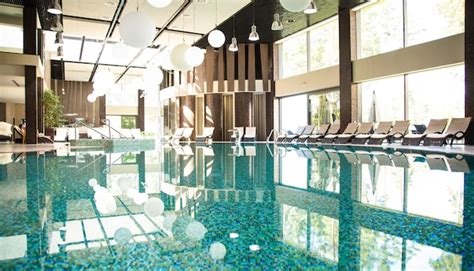 Piscina Interior De Lujo En Un Hotel Moderno Spa Y Tratamiento Foto Premium