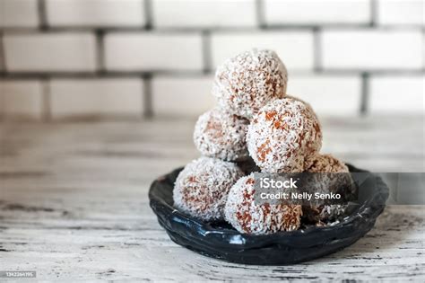 코코넛 플레이크클로즈업 및 복사 공간에서 수제 트러플 캔디 구에 대한 스톡 사진 및 기타 이미지 구 코코넛 달력 날짜 Istock