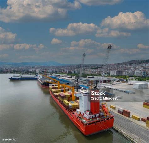 국제 항구에 있는 컨테이너선과 바다를 통한 국제 운송의 조감도 0명에 대한 스톡 사진 및 기타 이미지 0명 건설 기계류