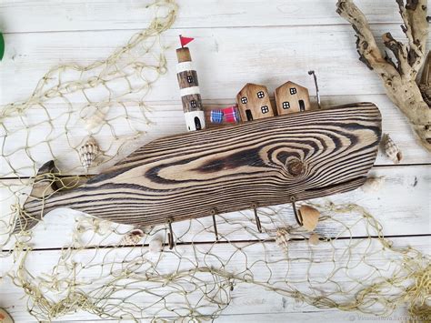 Ключница вешалка настенная Кит с деревушкой домики дрифтвуд заказать на Ярмарке Мастеров