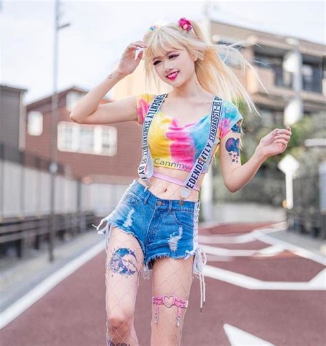 ROUPAS panosundaki Pin Kıyafet Poster tasarımları