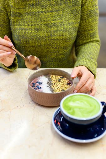 생 식품의 스무디 그릇과 테이블에 녹차의 말차 라떼 컵과 먹을 준비가 여자 수직 사진 개념에 대한 스톡 사진 및 기타 이미지 개념 건강한 생활방식 건강한 식생활