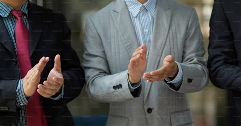 성공적인 경영진 또는 정장을 입은 사업가들이 회의에서 손뼉을 치고 있습니다 축하하고 환영하고 목표를 달성하십시오 사진 Unsplash의 양복 이미지