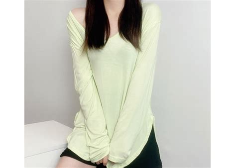 비위치 찰랑찰랑 레이온 딥 브이넥 트임 롱 긴팔티셔츠