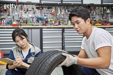 한국인 자동차정비소 정비소 자동차정비공 정비사 정비소 업무현장 자동차점검 타이어 이미지 Jv12499236