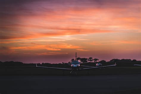 공항 활주로 위에 앉아 있는 작은 비행기 사진 Unsplash의 무료 프랑스 이미지