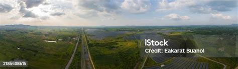 농업 지역의 발전 시스템을 갖춘 태양열 농장 재생 가능한 녹색 에너지 발전소 지상 설치형 태양 전지판의 파노라마 0명에 대한