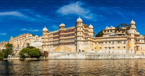 유명한 낭만적 인 럭셔리 라자스탄 인도 관광 랜드 마크의 파노라마 흐린 하늘과 일몰에 우다이 푸르 시티 팰리스 표면 수준의 전망 우다이푸르 라자스탄 인도 사진