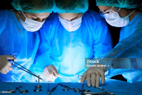 작업을 수행 하는 마스크에 외과 의사의 그룹입니다 약 수술 및 응급 도움 개념 가정의 방에 대한 스톡 사진 및 기타 이미지 가정의 방 간호사 건강관리와 의술 Istock