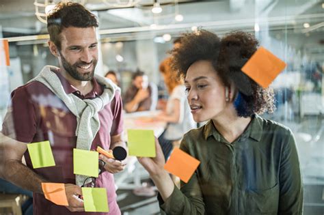 젊은 창조적 인 사람들은 캐주얼 사무실에서 유리 벽에 계획을 세우고 백인종에 대한 스톡 사진 및 기타 이미지 백인종 브레인스토밍 사람들 Istock