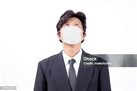 일본인은 바이러스를 보호하기 위해 외과 용 마스크를 착용합니다 50 59세에 대한 스톡 사진 및 기타 이미지 50 59세 감기바이러스 감기와 독감 Istock