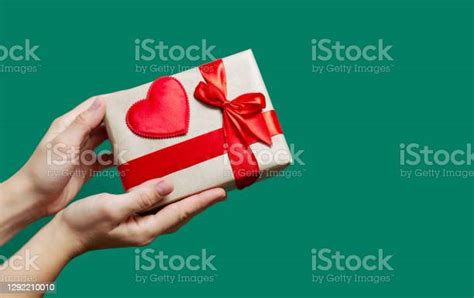 녹색의 배경에 빨간 활과 하트와 갈색 선물 상자를 들고 여성의 손 복사 공간 2021년에 대한 스톡 사진 및 기타 이미지 2021년 개념 겨울 Istock