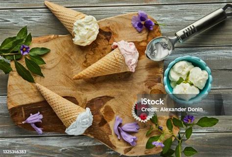 바닐라 블루베리 라즈베리 아이스크림 와플 콘 소재의 와플 콘 딸기와 꽃이 있는 나무 판에 플랫 레이 3가지 개체에 대한 스톡 사진 및 기타 이미지 Istock