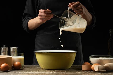 전문 요리사는 빵 이탈리아 피자 파이 파스타 Amerekan 팬케이크 러시아 팬케이크와 과자에 대 한 반죽을 준비합니다 가로 사진입니다 디자인에 대 한 검은 배경에 냉동