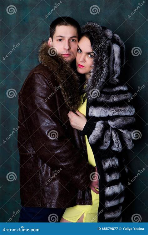 Jong Aantrekkelijk Paar Knappe Man En Sexy Vrouw In Bontjas Stock Afbeelding Image Of Mensen
