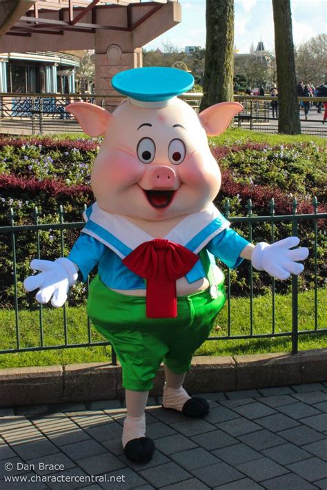 Fiddler Pig At Disney Character Central Disney Disney Pictures