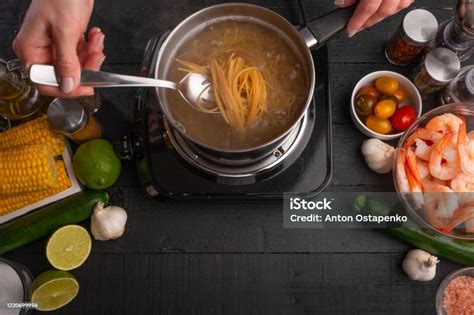 플랫 레이 요리사는 재료의 배경에 이탈리아 파스타를 요리 해산물 새우 야채 호박 마늘 체리 토마토 라임 소스 요리 와 조리법 책 고급 요리에 대한 스톡 사진 및 기타 이미지