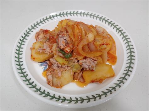 밥 위에 올려 먹으면 맛있는 참치감자조림 레시피