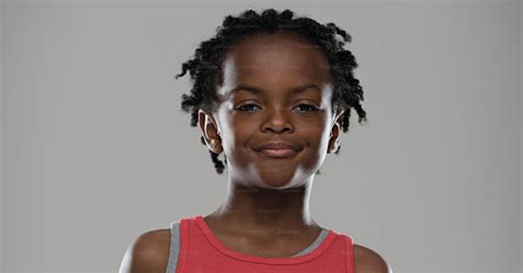 빨간 탱크탑을 입은 여자가 사진을 위해 포즈를 취하고 있다 사진 Unsplash의 입양 이미지