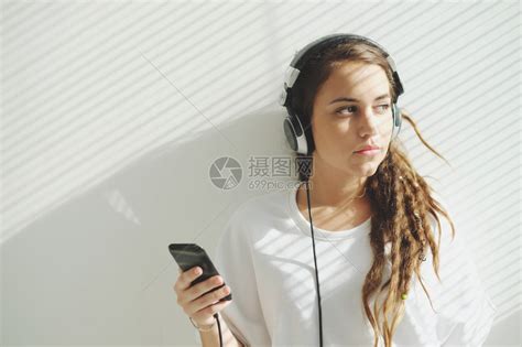 戴耳机听音乐的少女高清图片下载 正版图片 摄图网