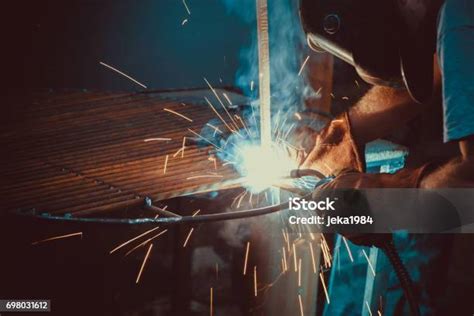 용접 작업 공장에서 기술 철강 산업 철강 용접기를 건립 하 고 장인입니다 소프트 포커스입니다 얕은 Dof 0명에 대한 스톡 사진 및 기타 이미지 Istock